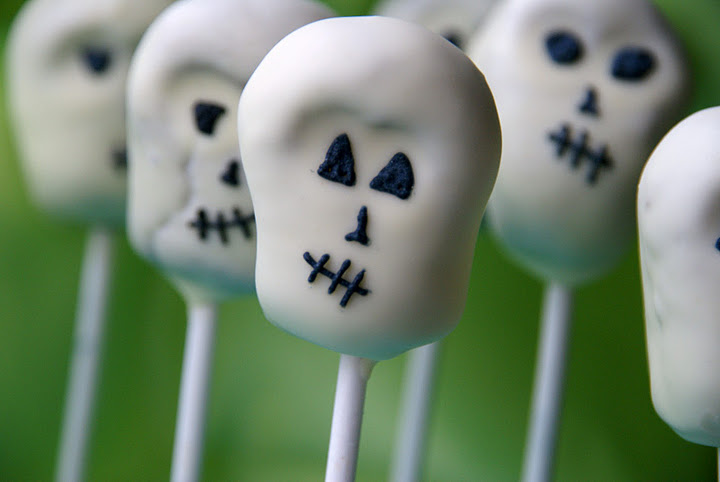 Skull Cake Pops | Fun Family Crafts