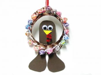 Lollipop Turkey Wreath for Thanksgiving | Fun Family Crafts