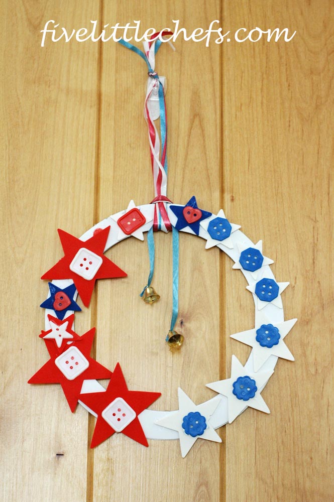 Easy Star Button Wreath | Fun Family Crafts