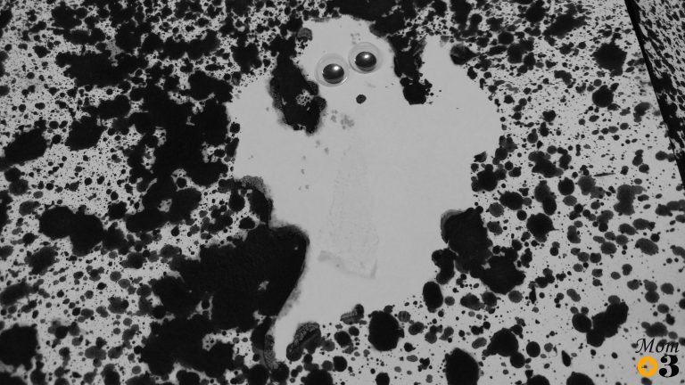 Spray Bottle Ghost Art | Fun Family Crafts